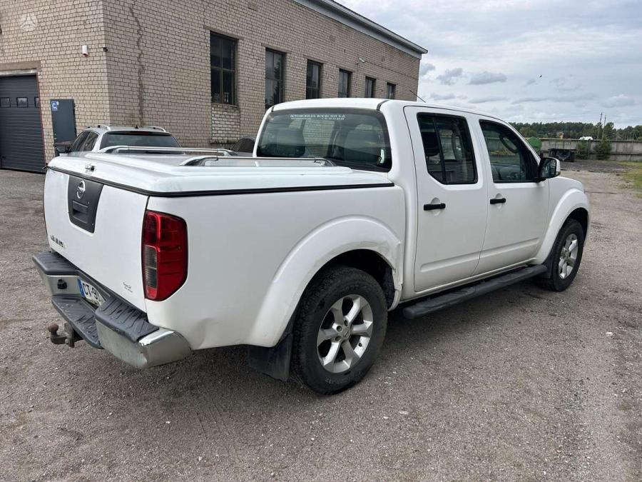 White Nissan Navara 2013 in Taurage, with an engine capacity of 2.50 L and mileage of 295 thousand km for 3900 €, photo 4 on AUTOMOTO.COM.LV