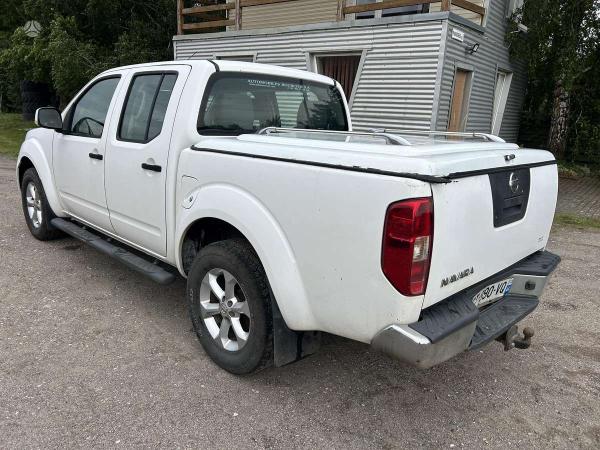 White Nissan Navara 2013 in Taurage, with an engine capacity of 2.50 L and mileage of 295 thousand km for 3900 €, photo 4 on AUTOMOTO.COM.LV