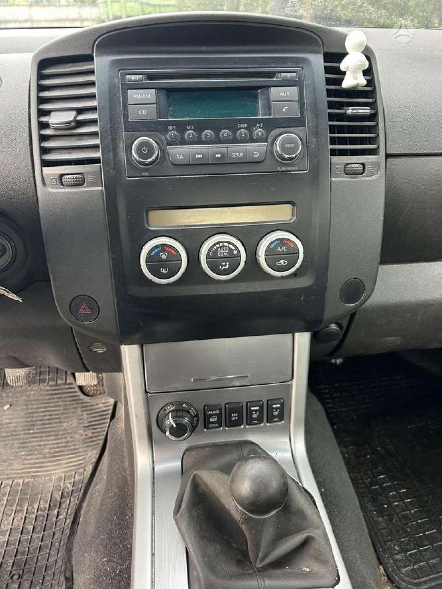 White Nissan Navara 2013 in Taurage, with an engine capacity of 2.50 L and mileage of 295 thousand km for 3900 €, photo 7 on AUTOMOTO.COM.LV