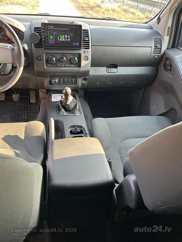 White Nissan Navara 2014 in Tallinn, with an engine capacity of 2.50 L and mileage of 433 thousand km for 7000 €, photo 8 on AUTOMOTO.COM.LV