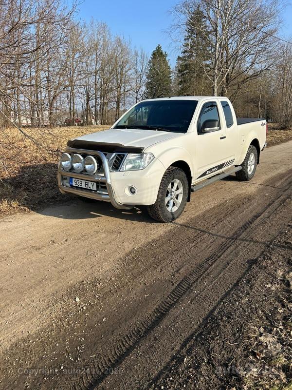 White Nissan Navara 2014 in Tallinn, with an engine capacity of 2.50 L and mileage of 433 thousand km for 7000 €, photo 10 on AUTOMOTO.COM.LV