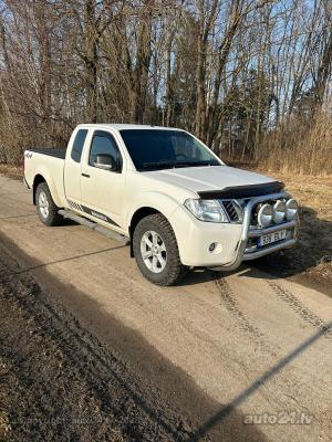 White Nissan Navara 2014 in Tallinn, with an engine capacity of 2.50 L and mileage of 433 thousand km for 7000 €, photo 3 on AUTOMOTO.COM.LV