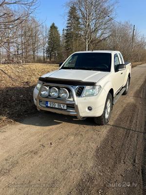 White Nissan Navara 2014 in Tallinn, with an engine capacity of 2.50 L and mileage of 433 thousand km for 7000 €, photo 5 on AUTOMOTO.COM.LV