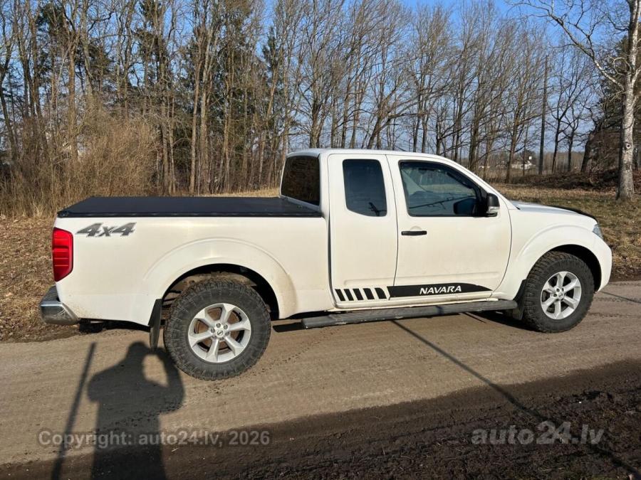 White Nissan Navara 2014 in Tallinn, with an engine capacity of 2.50 L and mileage of 433 thousand km for 7000 €, photo 6 on AUTOMOTO.COM.LV