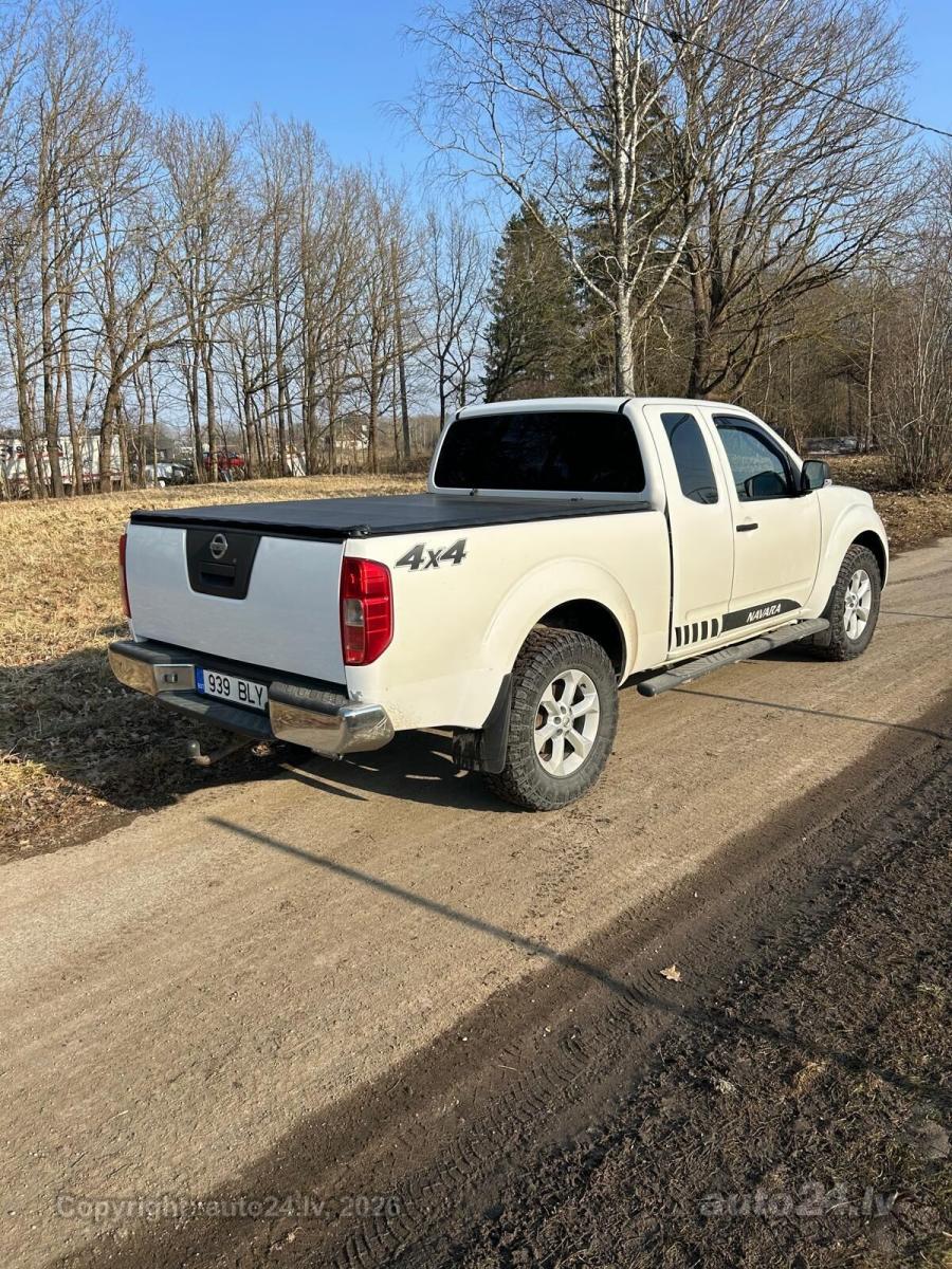 White Nissan Navara 2014 in Tallinn, with an engine capacity of 2.50 L and mileage of 433 thousand km for 7000 €, photo 7 on AUTOMOTO.COM.LV