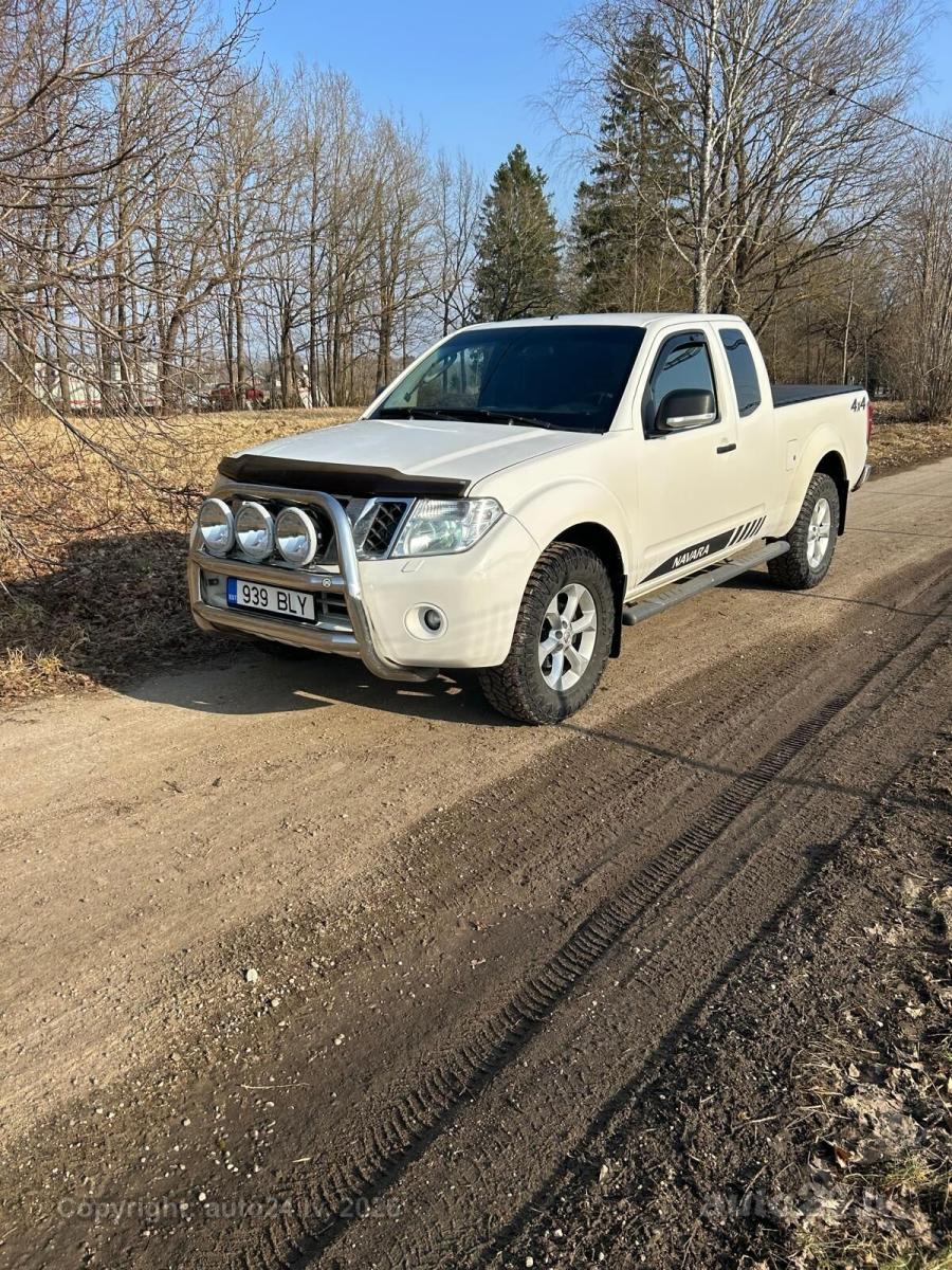 White Nissan Navara 2014 in Tallinn, with an engine capacity of 2.50 L and mileage of 433 thousand km for 7000 €, photo 10 on AUTOMOTO.COM.LV