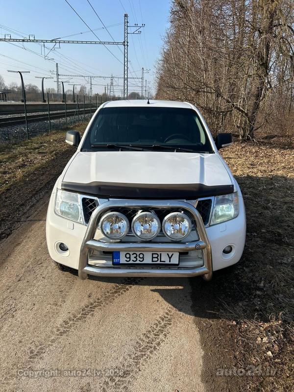White Nissan Navara 2014 in Tallinn, with an engine capacity of 2.50 L and mileage of 433 thousand km for 7000 €, photo 11 on AUTOMOTO.COM.LV