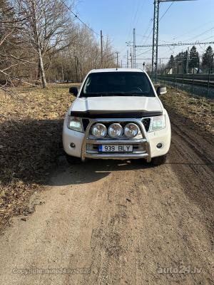 White Nissan Navara 2014 in Tallinn, with an engine capacity of 2.50 L and mileage of 433 thousand km for 7000 €, photo 12 on AUTOMOTO.COM.LV