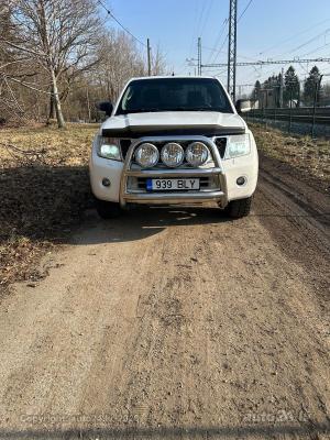 White Nissan Navara 2014 in Tallinn, with an engine capacity of 2.50 L and mileage of 433 thousand km for 7000 €, photo 13 on AUTOMOTO.COM.LV