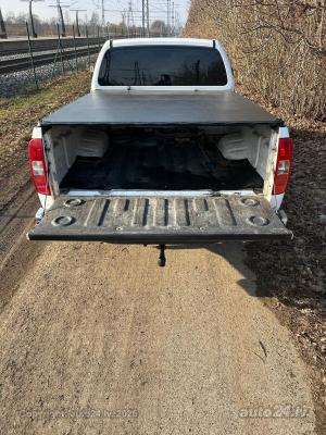 White Nissan Navara 2014 in Tallinn, with an engine capacity of 2.50 L and mileage of 433 thousand km for 7000 €, photo 14 on AUTOMOTO.COM.LV