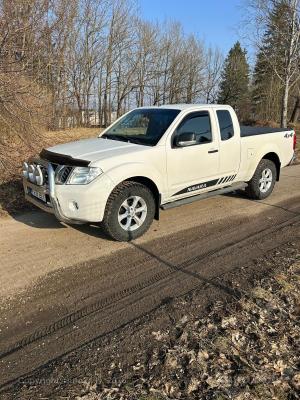 White Nissan Navara 2014 in Tallinn, with an engine capacity of 2.50 L and mileage of 433 thousand km for 7000 €, photo 16 on AUTOMOTO.COM.LV