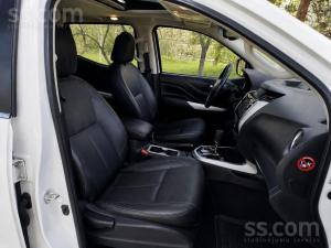 White Nissan Navara 2016 in Rezekne, with an engine capacity of 2.30 L and mileage of 183 thousand km for 17450 €, photo 8 on AUTOMOTO.COM.LV