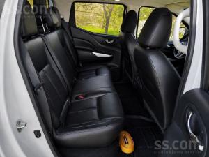 White Nissan Navara 2016 in Rezekne, with an engine capacity of 2.30 L and mileage of 183 thousand km for 17450 €, photo 10 on AUTOMOTO.COM.LV