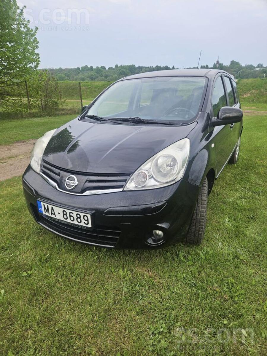 Black Nissan Note 2009 in Daugavpils, with an engine capacity of 1.60 L and mileage of 180 thousand km for 2000 €, photo 1 on AUTOMOTO.COM.LV
