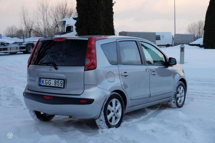 Grey Nissan Note 2006 in Vilnius, with an engine capacity of 1.60 L and mileage of 177 thousand km for 2600 €, photo 5 on AUTOMOTO.COM.LV
