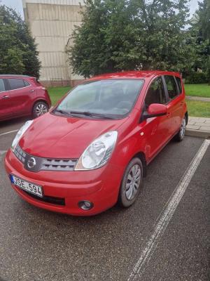 Sarkans Nissan Note 2007 Viļņa, ar dzinēja tilpumu 1.39 L un nobraukumu 150 tūkst. km par 1750 €, foto  vietnē AUTOMOTO.COM.LV