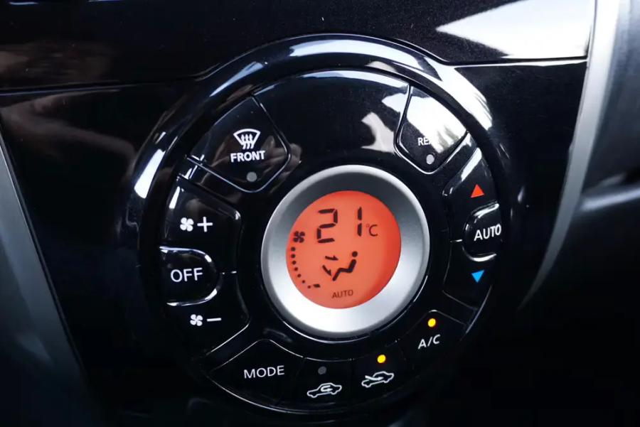 Red Nissan Note 2013 in Riga, with an engine capacity of 1.50 L and mileage of 194 thousand km for 4500 €, photo 24 on AUTOMOTO.COM.LV