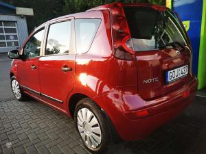Sarkans Nissan Note 2013 Viļņa, ar dzinēja tilpumu 1.60 L un nobraukumu 167 tūkst. km par 4650 €, foto  vietnē AUTOMOTO.COM.LV