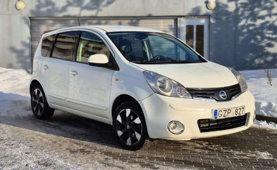 White Nissan Note 2012 in Vilnius, with an engine capacity of 1.60 L and mileage of 300 thousand km for 2900 €, photo 1 on AUTOMOTO.COM.LV