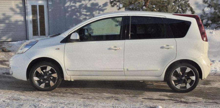 White Nissan Note 2012 in Vilnius, with an engine capacity of 1.60 L and mileage of 300 thousand km for 2900 €, photo 4 on AUTOMOTO.COM.LV