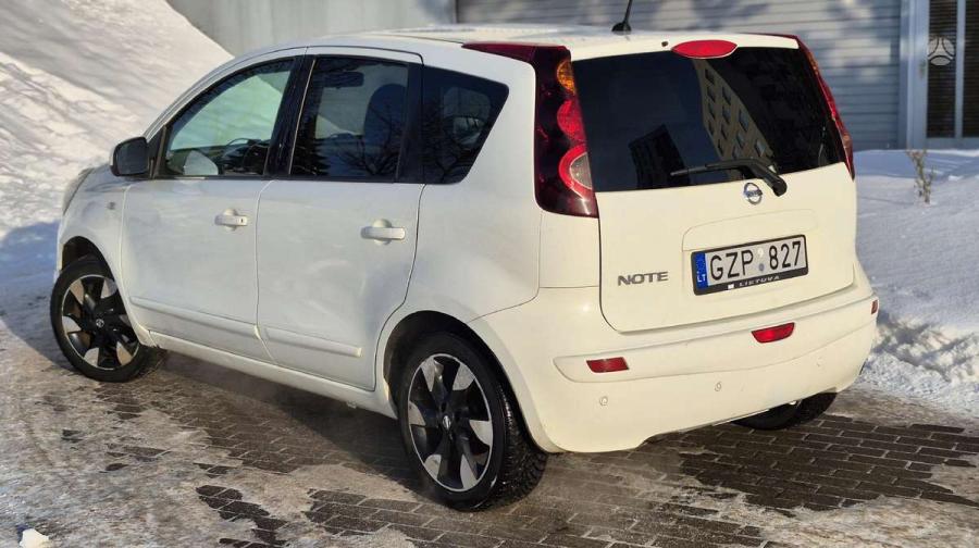 White Nissan Note 2012 in Vilnius, with an engine capacity of 1.60 L and mileage of 300 thousand km for 2900 €, photo 5 on AUTOMOTO.COM.LV