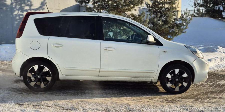 White Nissan Note 2012 in Vilnius, with an engine capacity of 1.60 L and mileage of 300 thousand km for 2900 €, photo 6 on AUTOMOTO.COM.LV