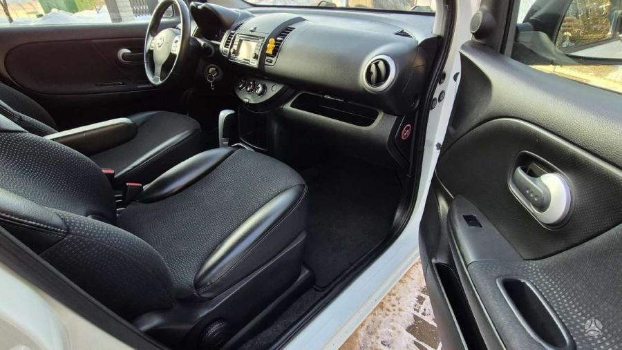 White Nissan Note 2012 in Vilnius, with an engine capacity of 1.60 L and mileage of 300 thousand km for 2900 €, photo 12 on AUTOMOTO.COM.LV
