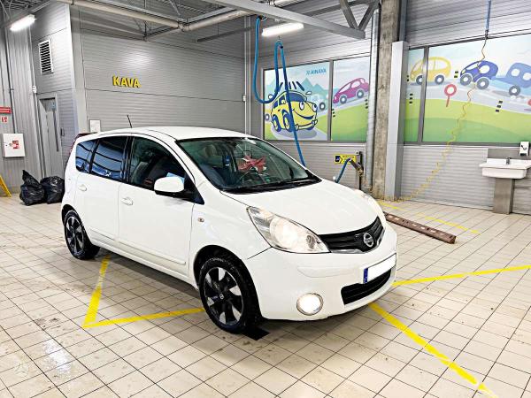 White Nissan Note 2013 in Vilnius, with an engine capacity of 1.60 L and mileage of 320 thousand km for 3300 €, photo 1 on AUTOMOTO.COM.LV
