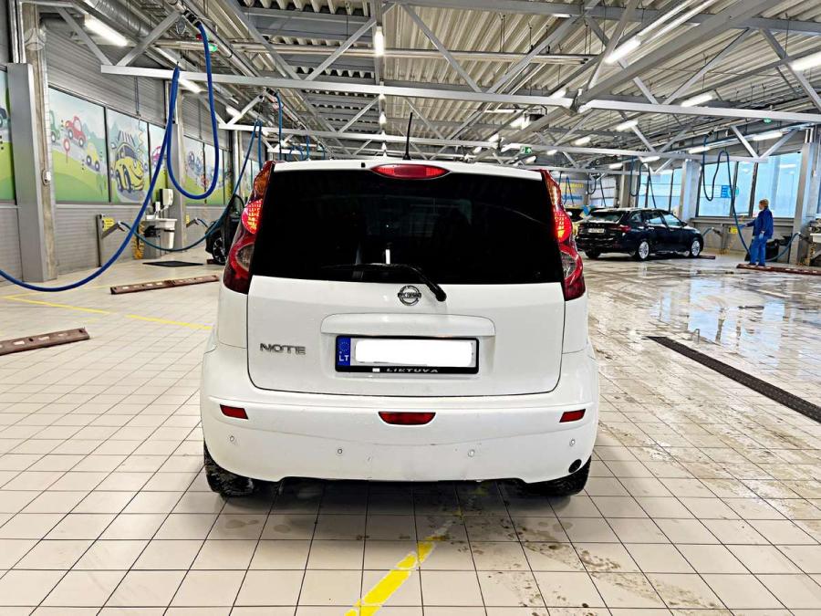 White Nissan Note 2013 in Vilnius, with an engine capacity of 1.60 L and mileage of 320 thousand km for 3300 €, photo 4 on AUTOMOTO.COM.LV