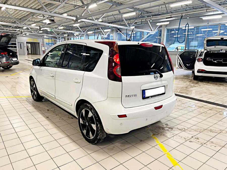 White Nissan Note 2013 in Vilnius, with an engine capacity of 1.60 L and mileage of 320 thousand km for 3300 €, photo 5 on AUTOMOTO.COM.LV