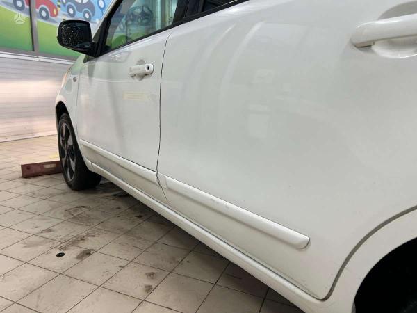 White Nissan Note 2013 in Vilnius, with an engine capacity of 1.60 L and mileage of 320 thousand km for 3300 €, photo 8 on AUTOMOTO.COM.LV