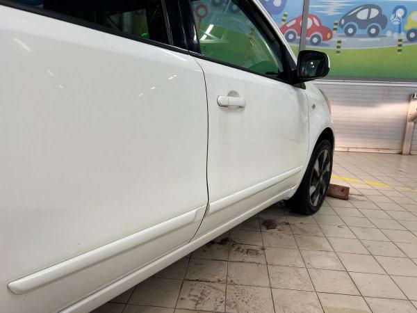 White Nissan Note 2013 in Vilnius, with an engine capacity of 1.60 L and mileage of 320 thousand km for 3300 €, photo 9 on AUTOMOTO.COM.LV