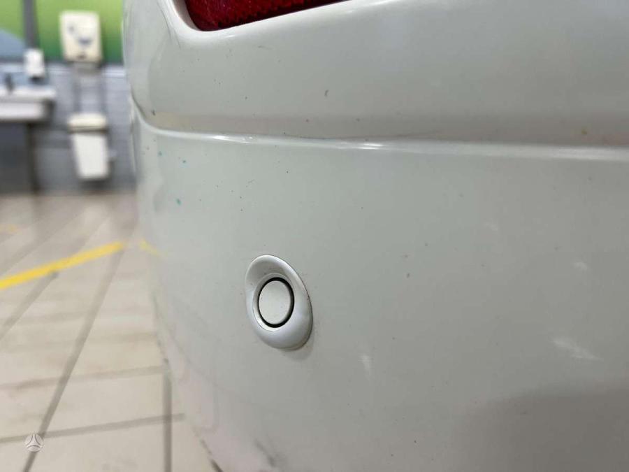 White Nissan Note 2013 in Vilnius, with an engine capacity of 1.60 L and mileage of 320 thousand km for 3300 €, photo 11 on AUTOMOTO.COM.LV