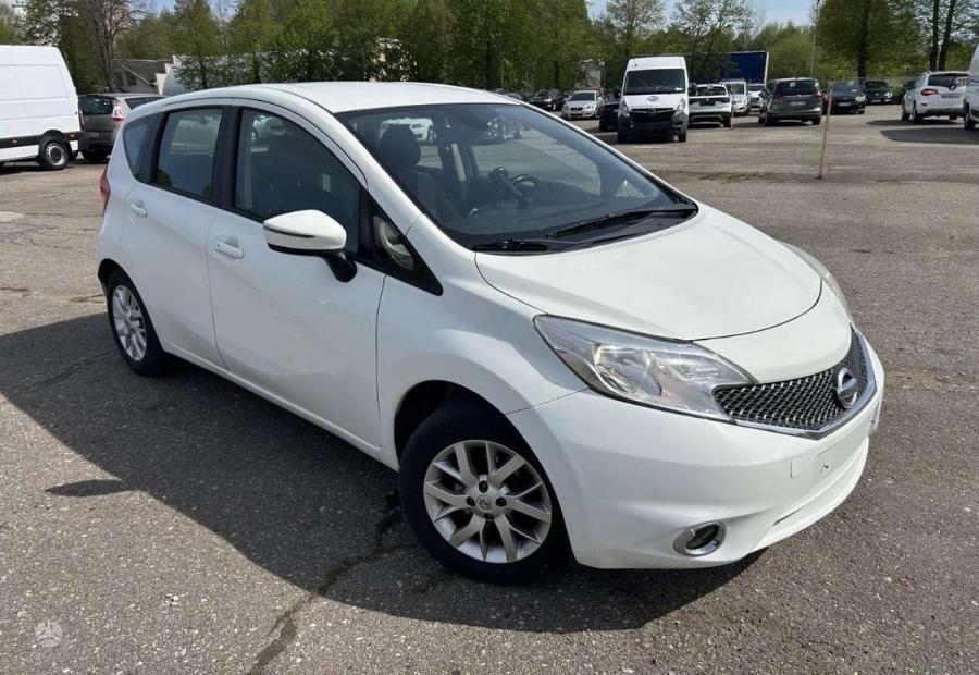 White Nissan Note 2015 in Taurage, with an engine capacity of 1.46 L and mileage of 160 thousand km for 2750 €, photo 3 on AUTOMOTO.COM.LV