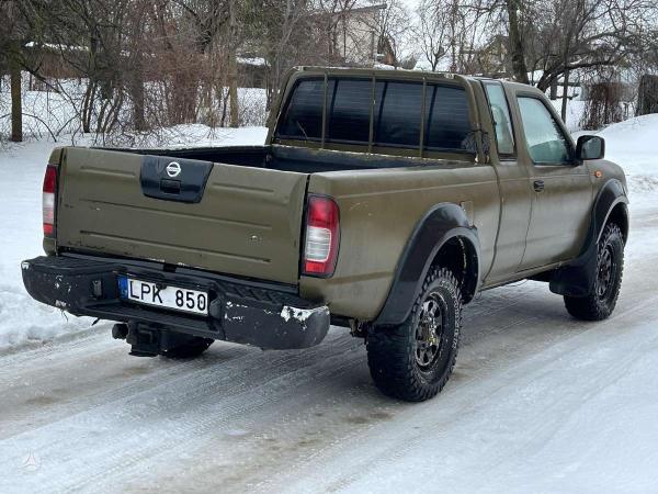 Green Nissan NP300 2012 in Ukmerge, with an engine capacity of 2.50 L and mileage of 170 thousand km for 3950 €, photo 4 on AUTOMOTO.COM.LV