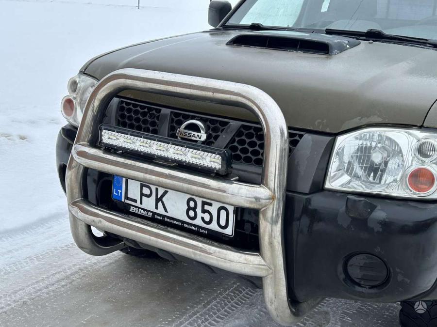 Green Nissan NP300 2012 in Ukmerge, with an engine capacity of 2.50 L and mileage of 170 thousand km for 3950 €, photo 6 on AUTOMOTO.COM.LV