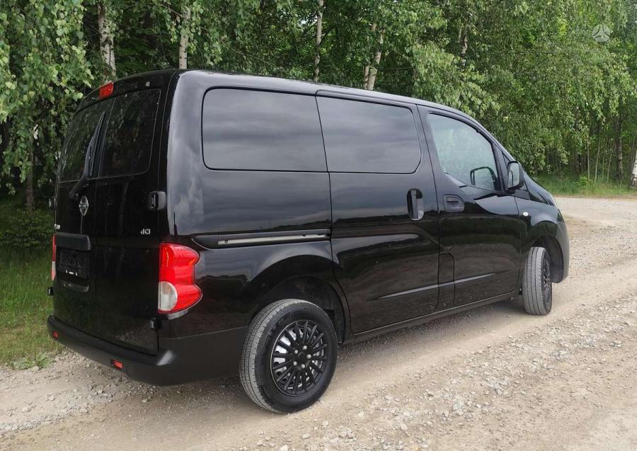 Melns Nissan NV200 2012 Šauļi, ar dzinēja tilpumu 1.50 L un nobraukumu 239 tūkst. km par 5650 €, foto 4 vietnē AUTOMOTO.COM.LV