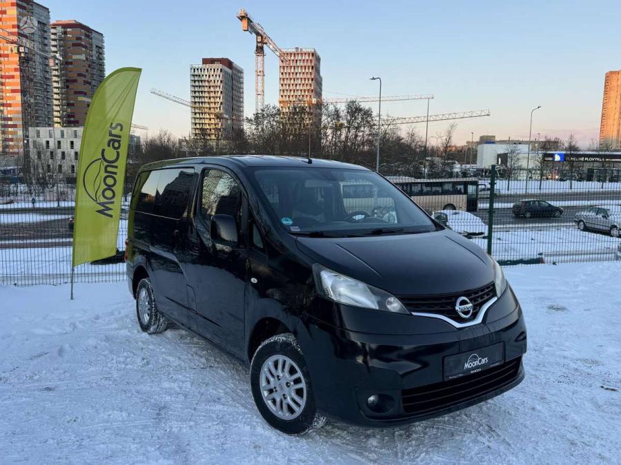 Black Nissan NV200 2013 in Vilnius, with an engine capacity of 1.60 L and mileage of 128 thousand km for 5800 €, photo 2 on AUTOMOTO.COM.LV