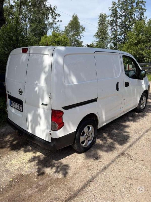 White Nissan NV200 2011 in Vilnius, with an engine capacity of 1.50 L and mileage of 252 thousand km for 2800 €, photo 7 on AUTOMOTO.COM.LV