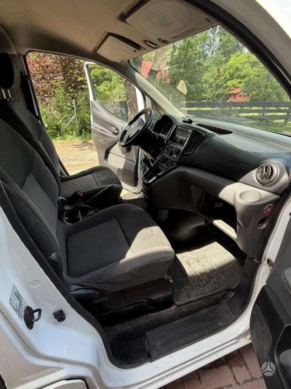 White Nissan NV200 2011 in Vilnius, with an engine capacity of 1.50 L and mileage of 252 thousand km for 2800 €, photo 9 on AUTOMOTO.COM.LV