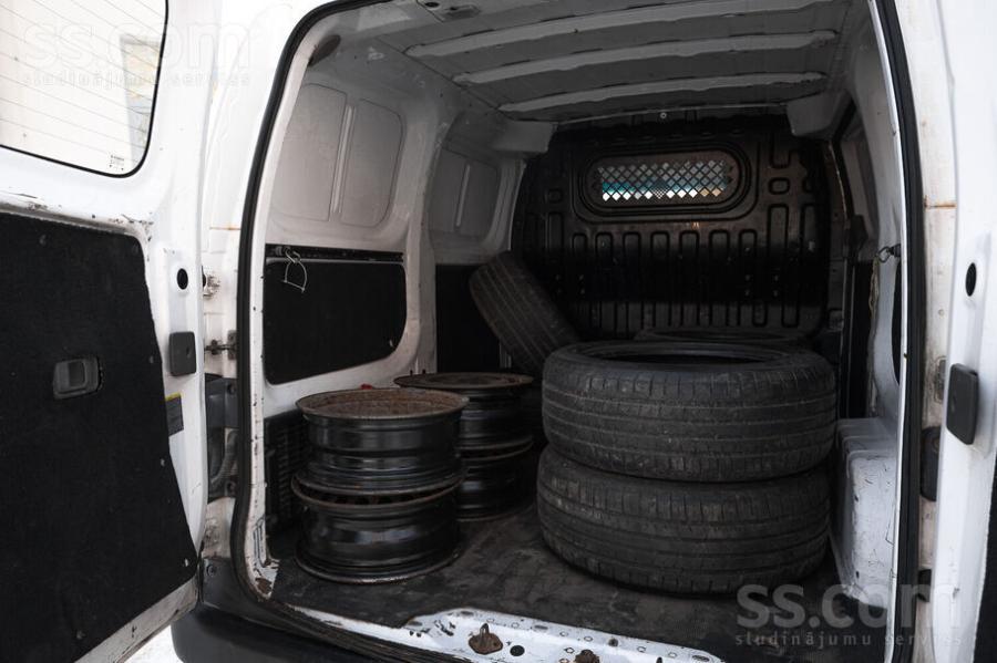 White Nissan NV200 2010 in Jelgava, with an engine capacity of 1.50 L and mileage of 299 thousand km for 2900 €, photo 13 on AUTOMOTO.COM.LV