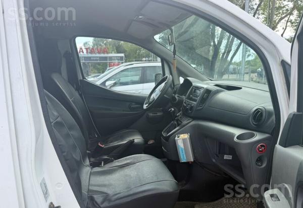 White Nissan NV200 2011 in Riga, with an engine capacity of 1.50 L and mileage of 250 thousand km for 3500 €, photo 5 on AUTOMOTO.COM.LV