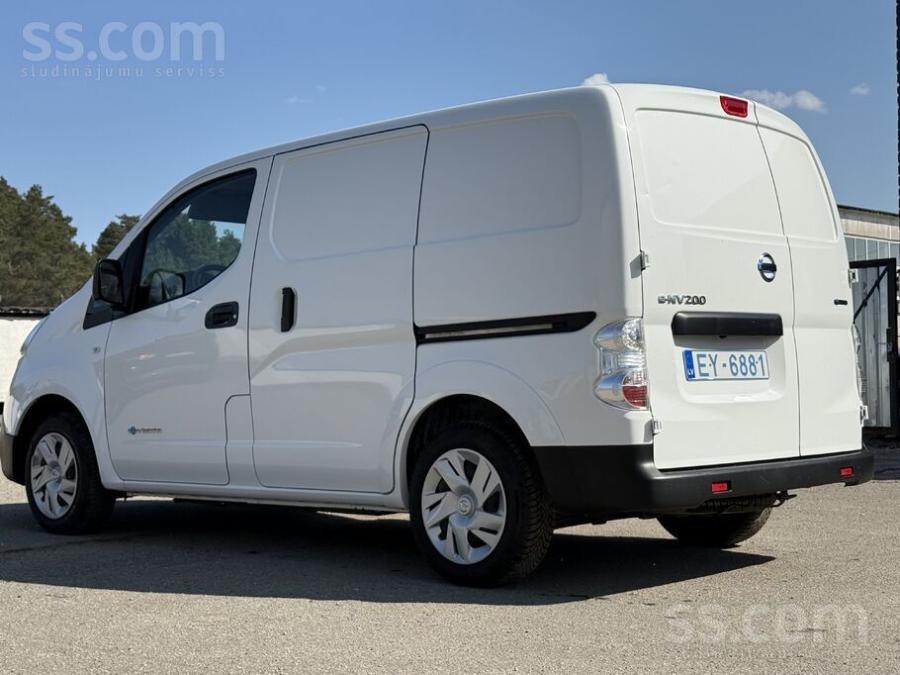 White Nissan NV200 2017 in Tukums, with an engine capacity of 0.00 L and mileage of 82 thousand km for 8500 €, photo 4 on AUTOMOTO.COM.LV