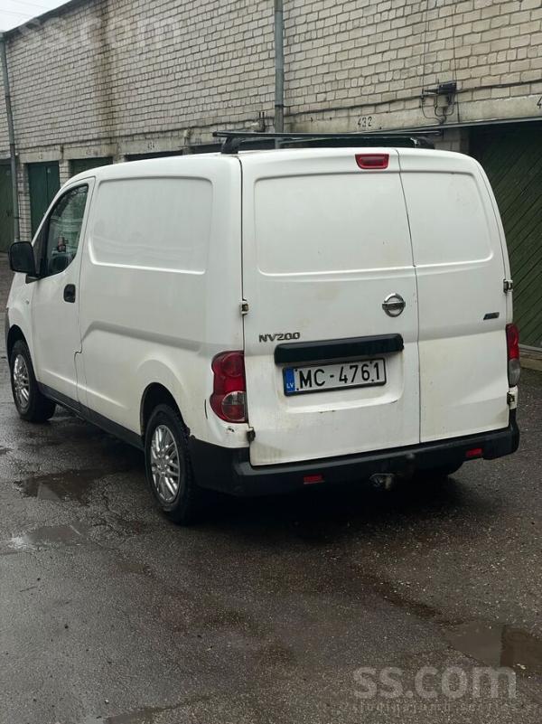 White Nissan NV200 2011 in Riga, with an engine capacity of 1.50 L and mileage of 347 thousand km for 1400 €, photo 4 on AUTOMOTO.COM.LV
