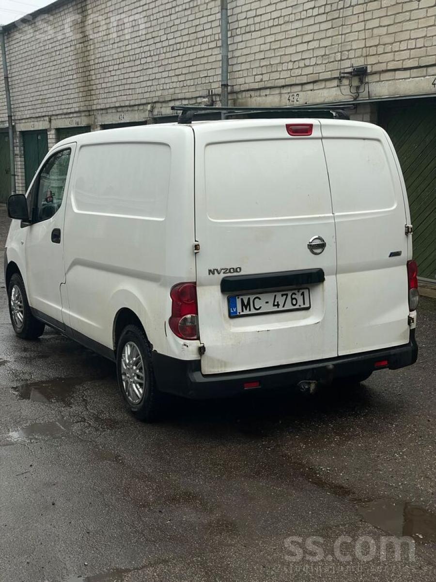 White Nissan NV200 2011 in Riga, with an engine capacity of 1.50 L and mileage of 347 thousand km for 1400 €, photo 5 on AUTOMOTO.COM.LV