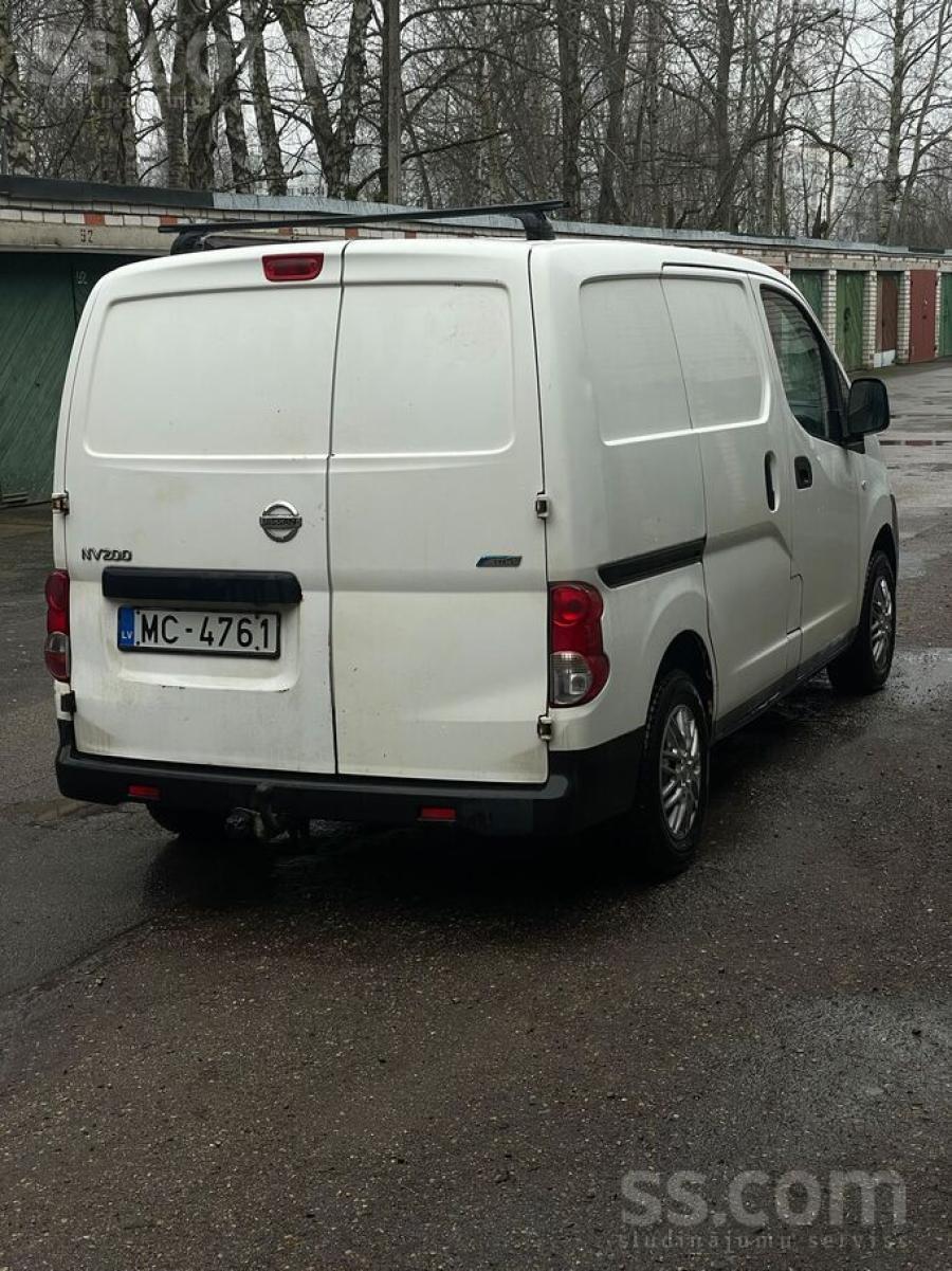 White Nissan NV200 2011 in Riga, with an engine capacity of 1.50 L and mileage of 347 thousand km for 1400 €, photo 8 on AUTOMOTO.COM.LV