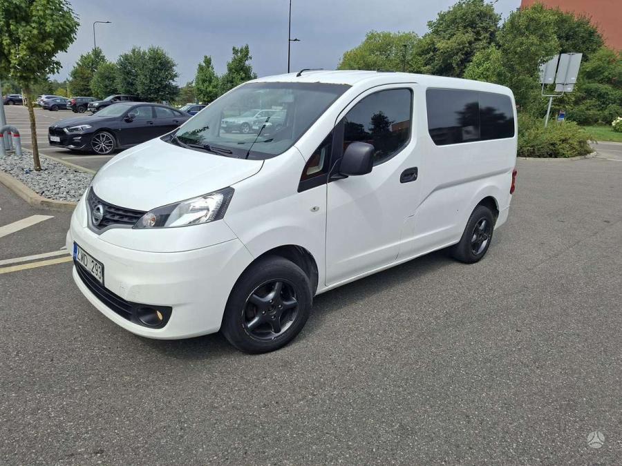 White Nissan NV200 2012 in Vilnius, with an engine capacity of 1.46 L and mileage of 410 thousand km for 2500 €, photo 3 on AUTOMOTO.COM.LV