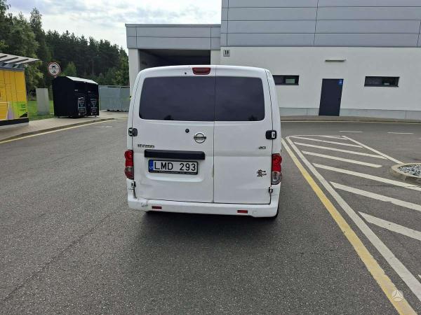 White Nissan NV200 2012 in Vilnius, with an engine capacity of 1.46 L and mileage of 410 thousand km for 2500 €, photo 5 on AUTOMOTO.COM.LV