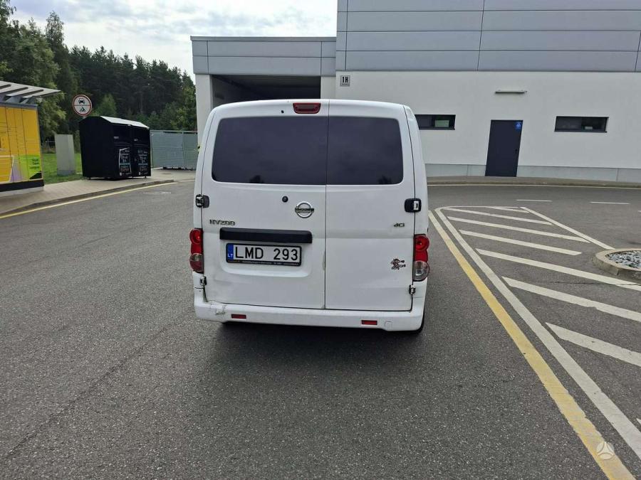 White Nissan NV200 2012 in Vilnius, with an engine capacity of 1.46 L and mileage of 410 thousand km for 2500 €, photo 5 on AUTOMOTO.COM.LV