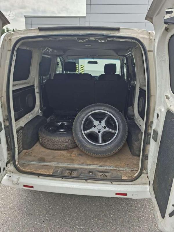 White Nissan NV200 2012 in Vilnius, with an engine capacity of 1.46 L and mileage of 410 thousand km for 2500 €, photo 6 on AUTOMOTO.COM.LV